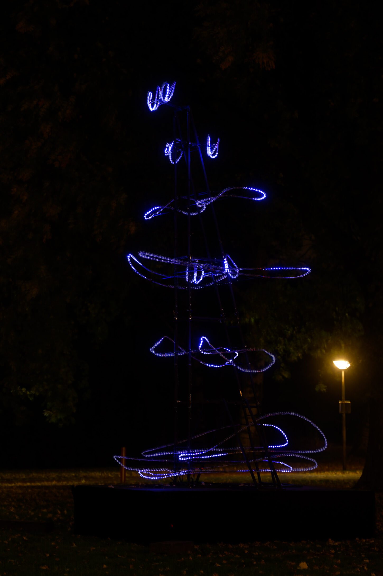 L’homme qui marche face au vent - Mocaplab - GLOW