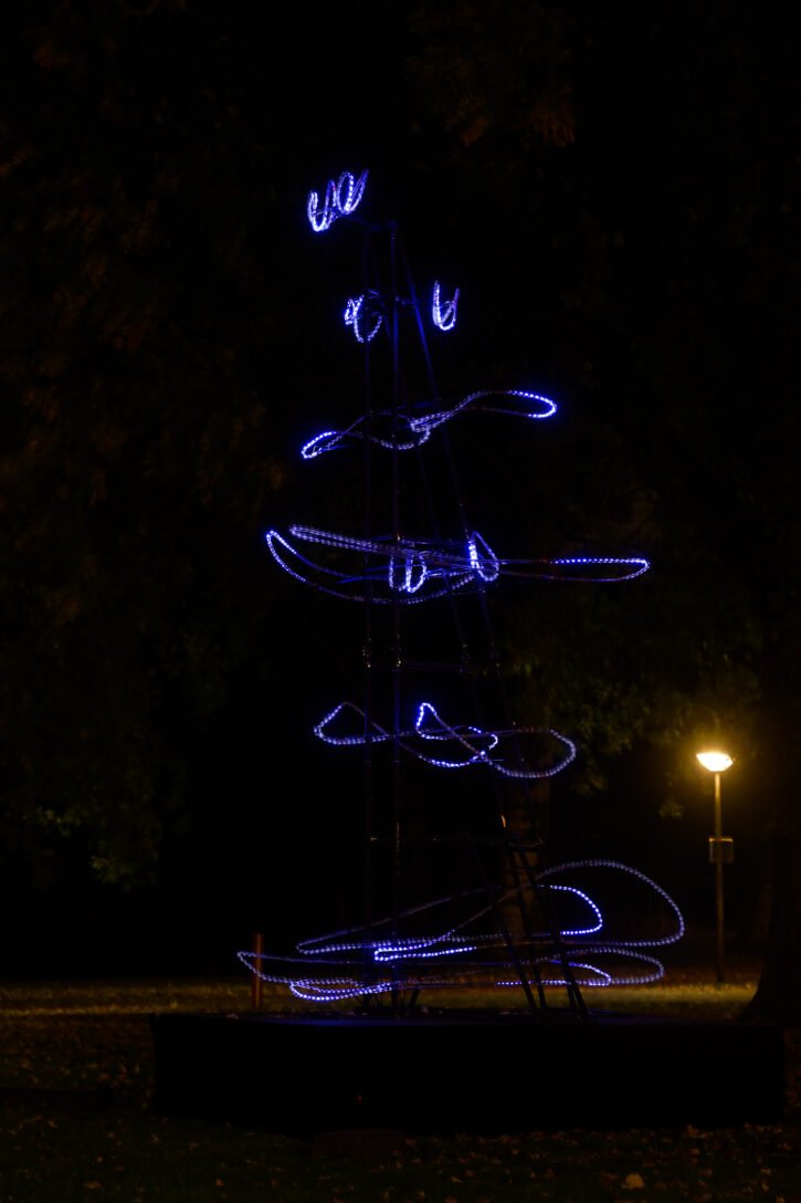 L’homme qui marche face au vent - Mocaplab - GLOW