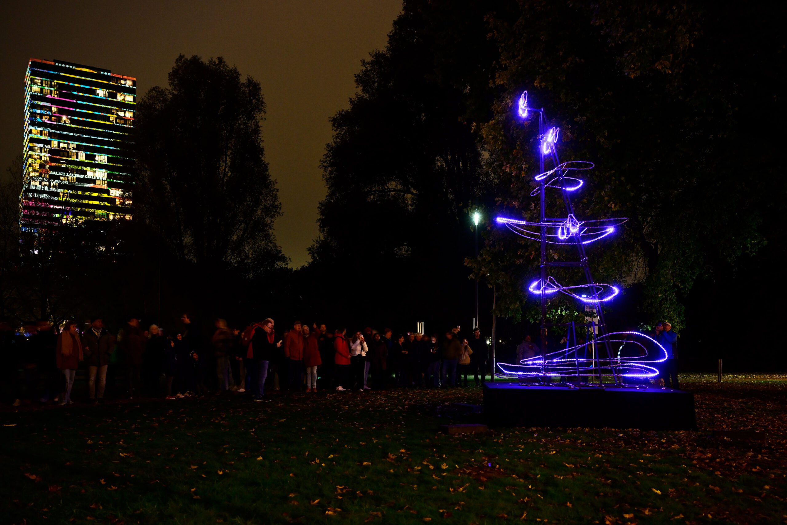 L’homme qui marche face au vent - Mocaplab - GLOW