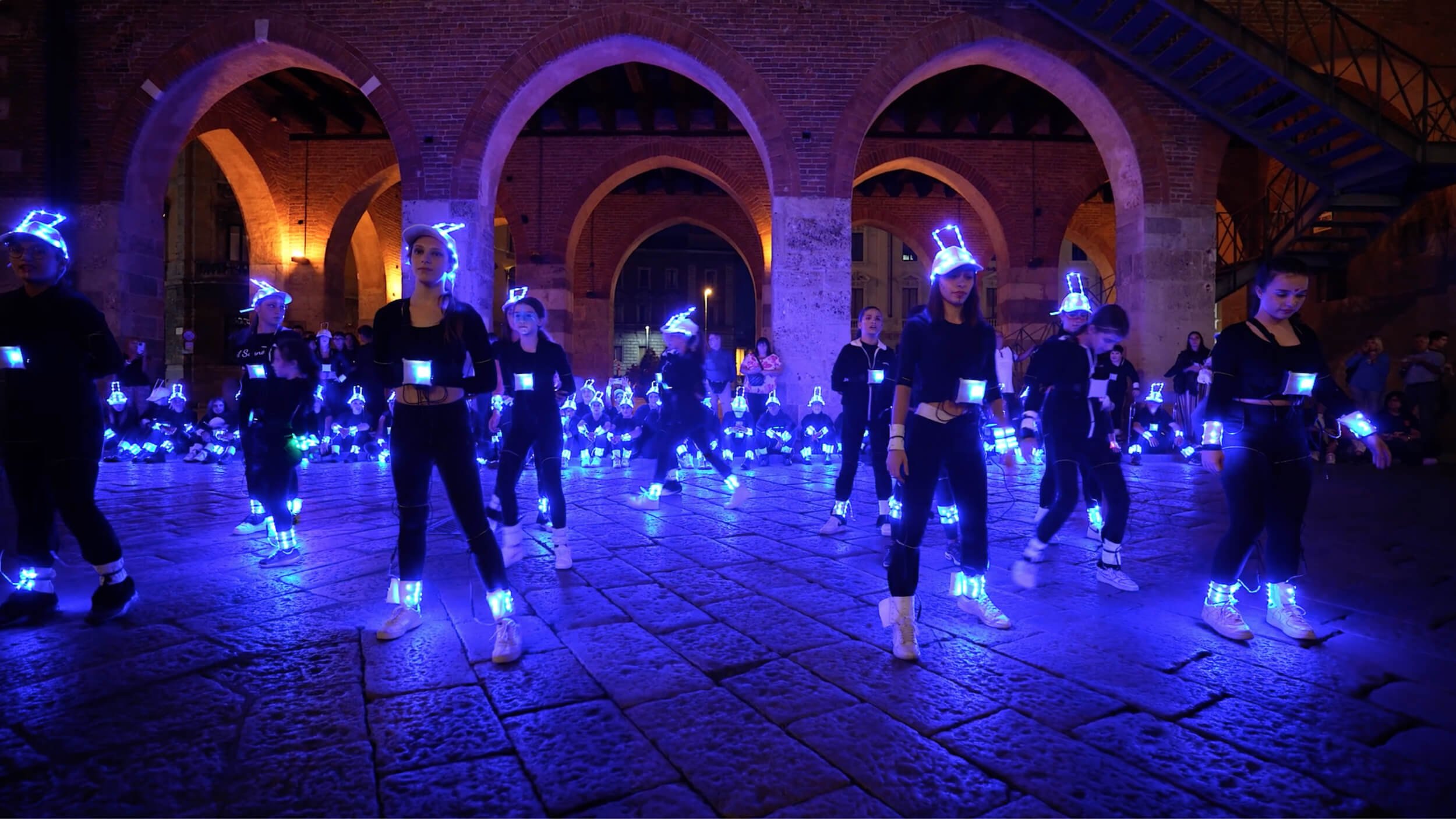 GLOW - GLOW seeks dancers
