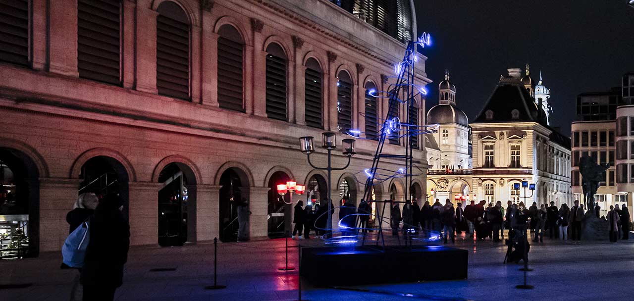 L’homme qui marche face au vent - Mocaplab - GLOW